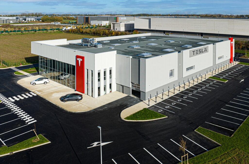 Tesla ouvre son plus grand centre tricolore dans l’est de l'Ile-de ...