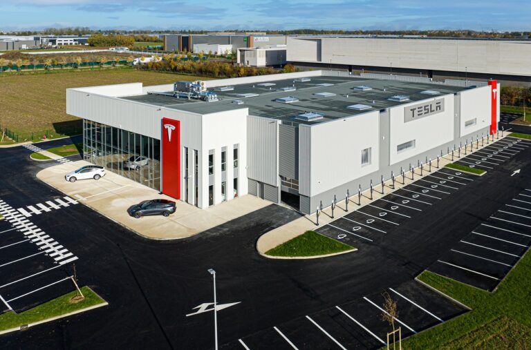 Tesla ouvre son plus grand centre tricolore dans l’est de l'Ile-de ...