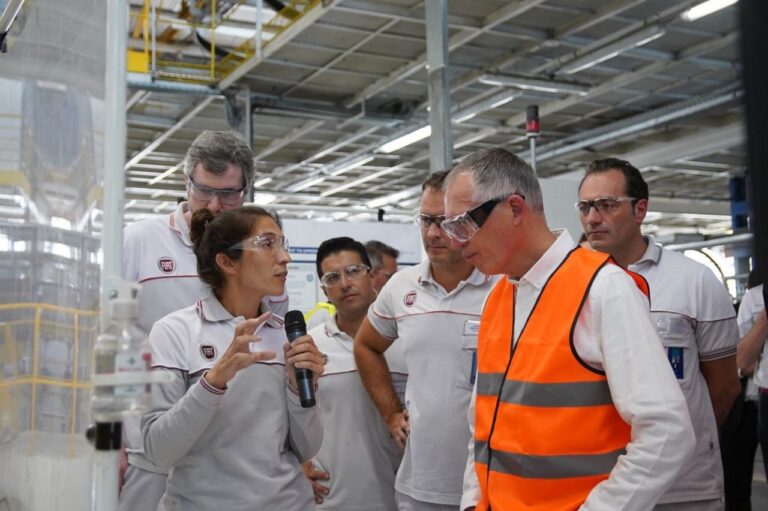 Stellantis s'engage en faveur des femmes aux côtés des Nations Unies ...