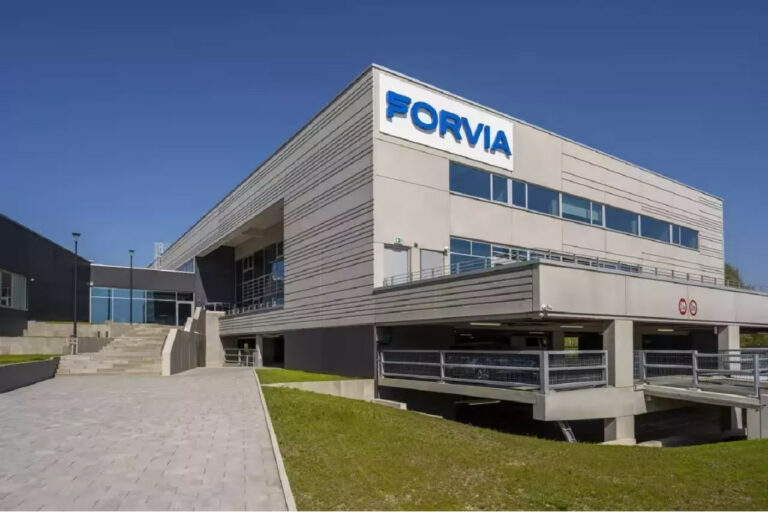 Pourquoi Forvia supprime 10 000 emplois en Europe malgré la hausse de ...