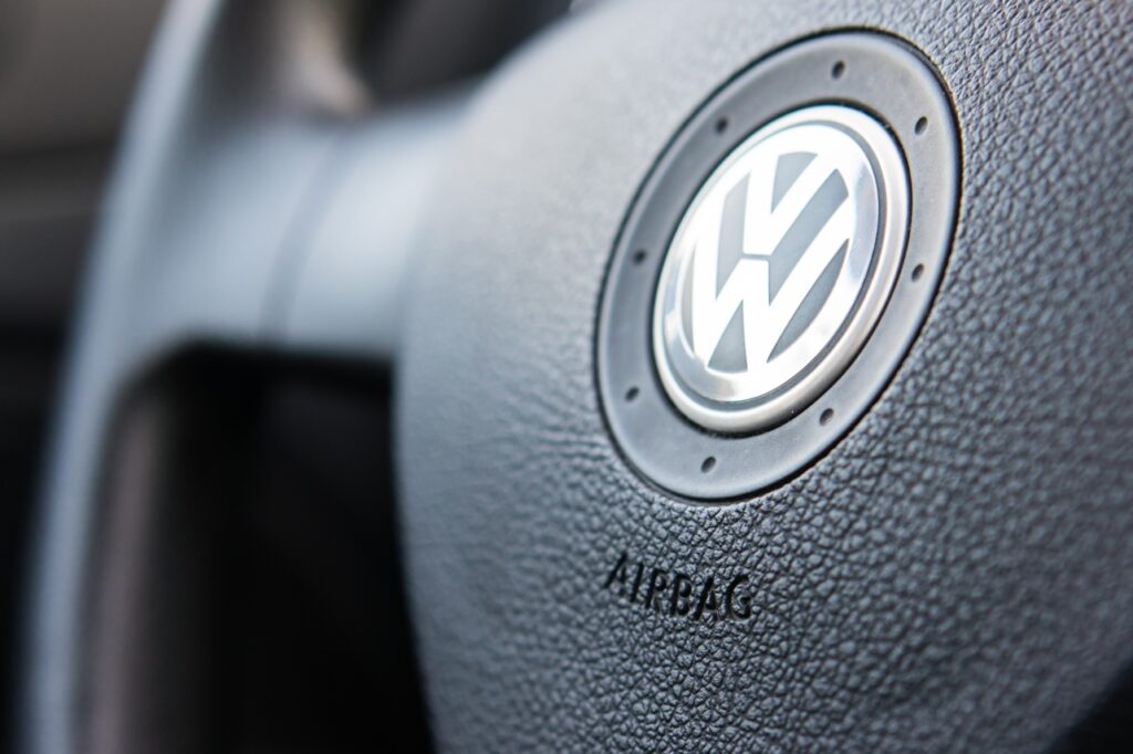 Airbags Takata : après Stellantis, le groupe Volkswagen demande à 230 ...