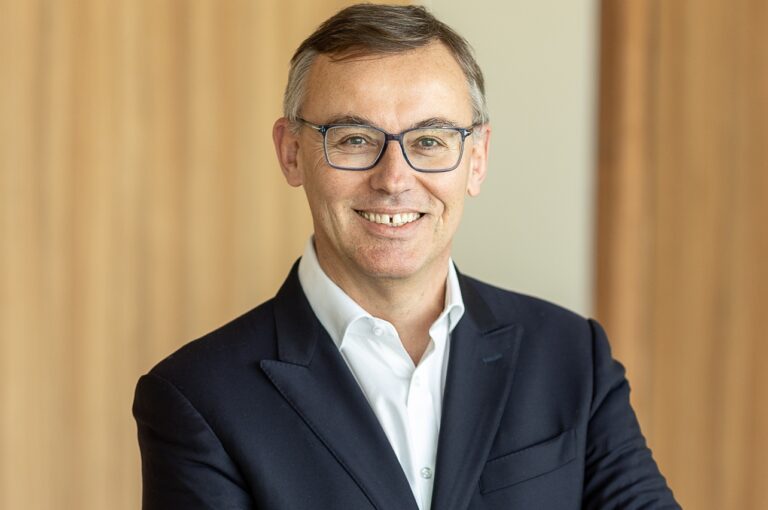 Alain Favey, directeur général de Peugeot : "Notre bataille en 2025 ...